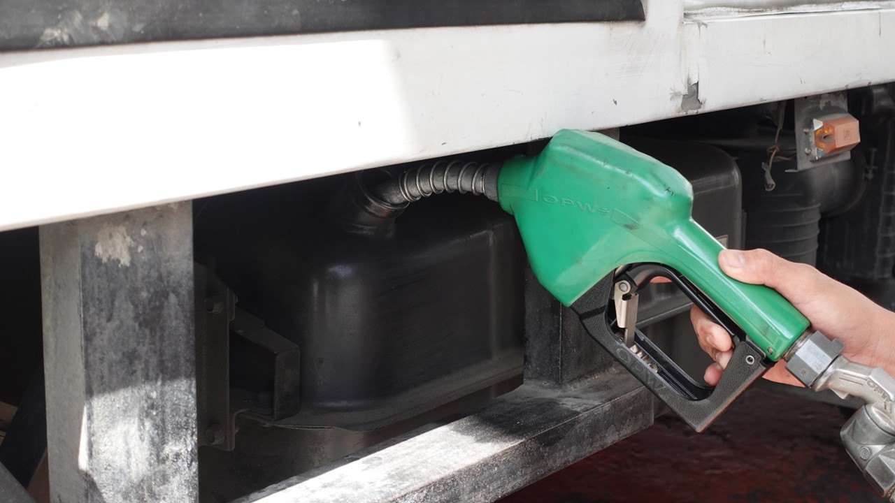 Mga kompanya ng langis, pumayag na gawing pautay-utay ang oil price ...