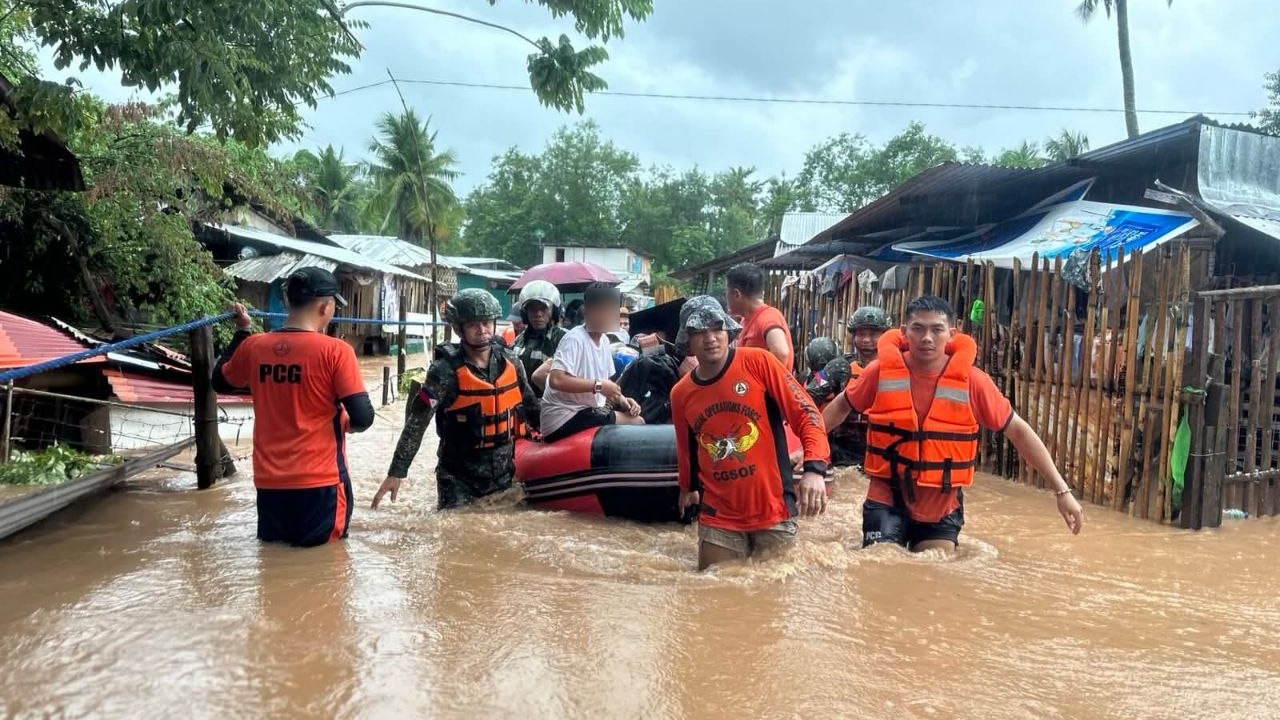4, iniwang patay ng bagyong Crising at habagat habang 4 na katao, nawawala - RMN Networks