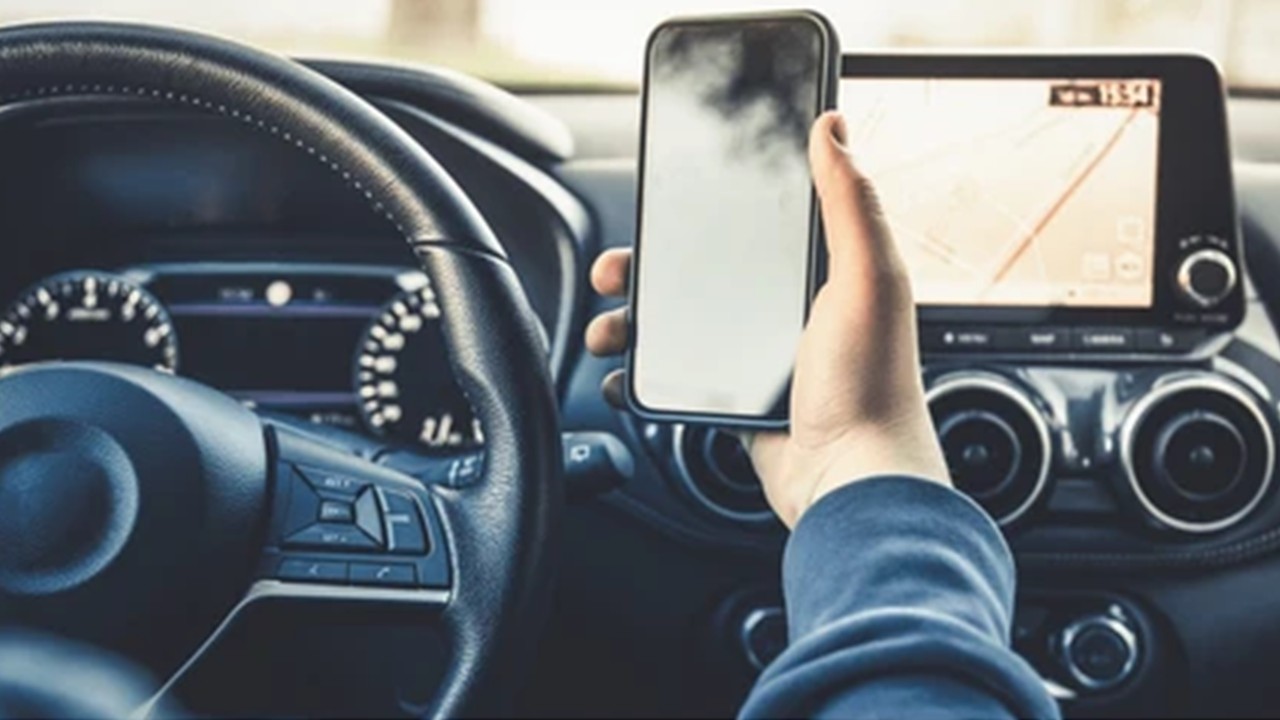 Lisensiya ng driver ng sports car na gumagamit ng cellphone habang ...