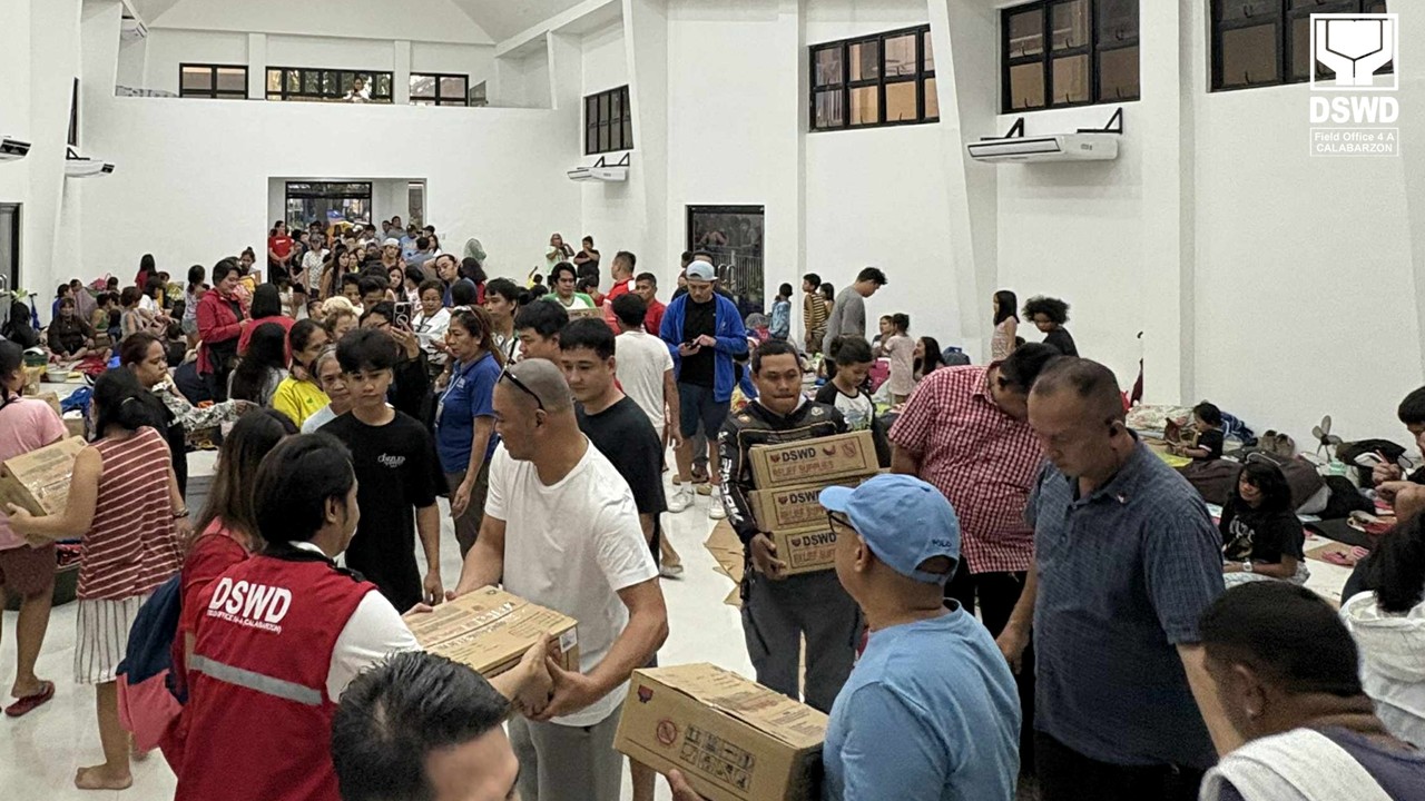 Isang linggo matapos ang pagtama ng mga bagyo sa bansa, mahigit 100-K indibidwal, nananatili pa ...