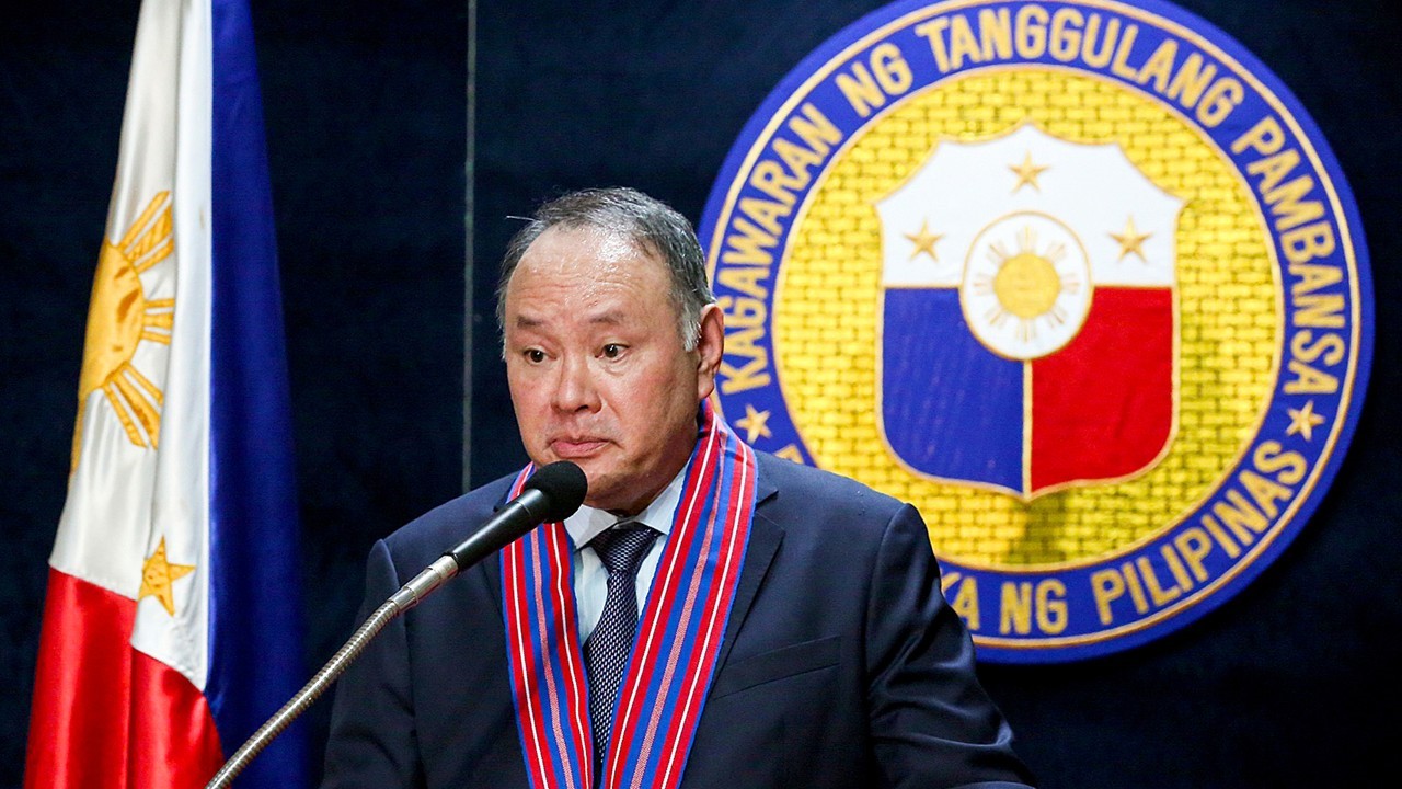 Pagkakaroon ng Malta passport ni DND Sec. Teodoro, ikinabahala ng constitutional lawyer - RMN ...