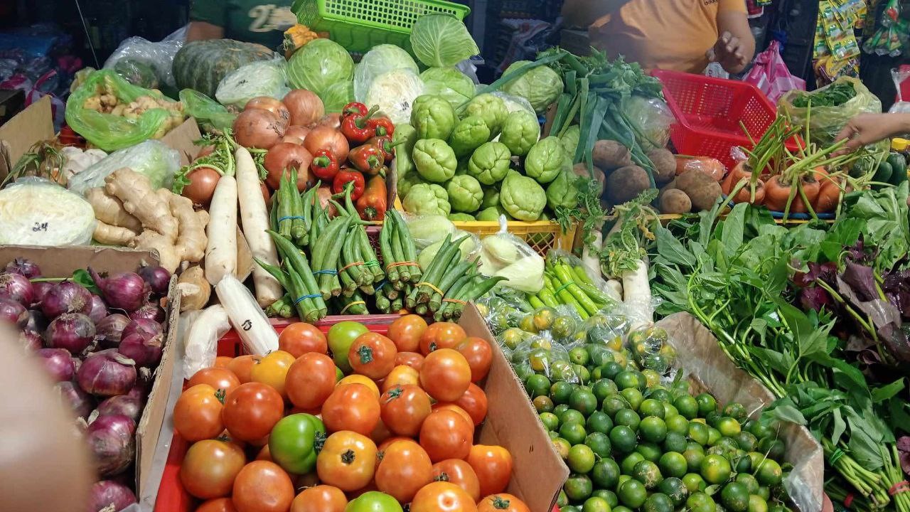 Presyo ng mga itinitindang gulay sa Blumentritt Public Market sa Maynila, mas mababa kumpara sa ...
