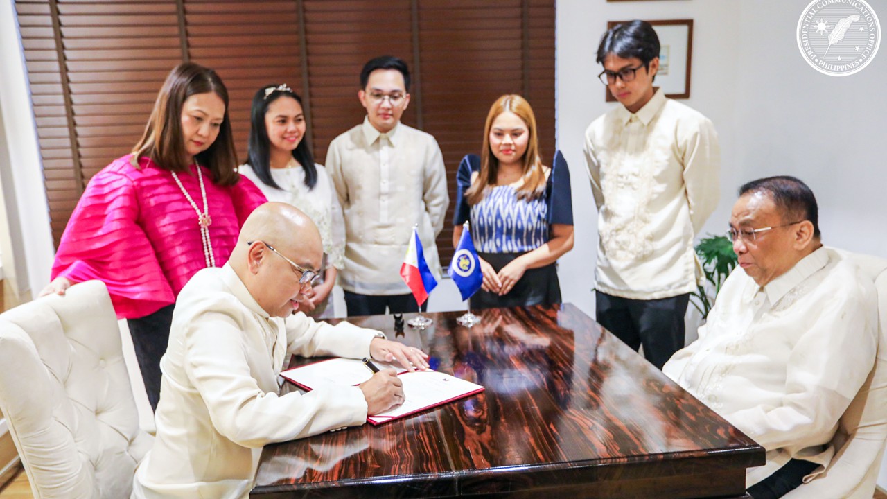 Pagtataguyod ng transparency at press freedom, marching order ni PBBM kay PCO Sec. Gomez - RMN ...