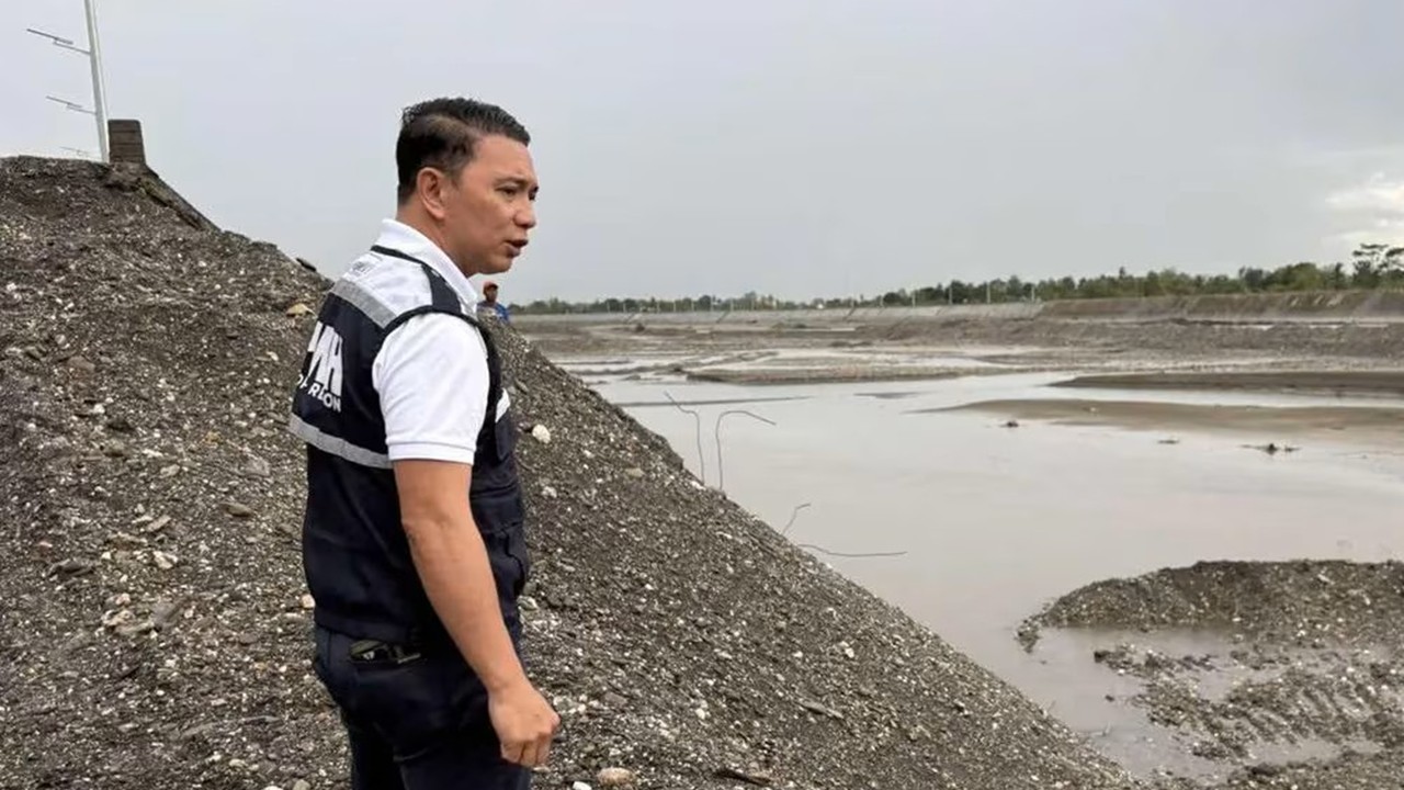 Senador, pinangalanan ang isang DPWH official na sabit umano sa mga ...