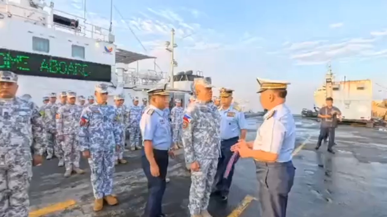 Mga sakay ng BRP Suluan na hinabol ng bumanggang barko ng China ...