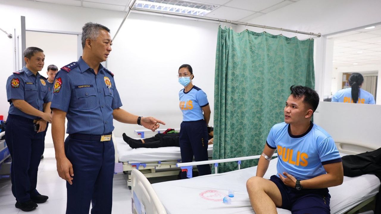 Mga nasugatang pulis sa rally kahapon, dinalaw ni acting PNP Chief ...
