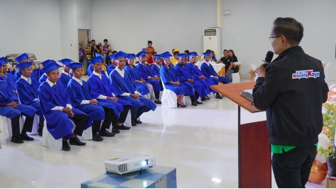 Halos 200 learners, nagtapos ng language skills training program ng ...