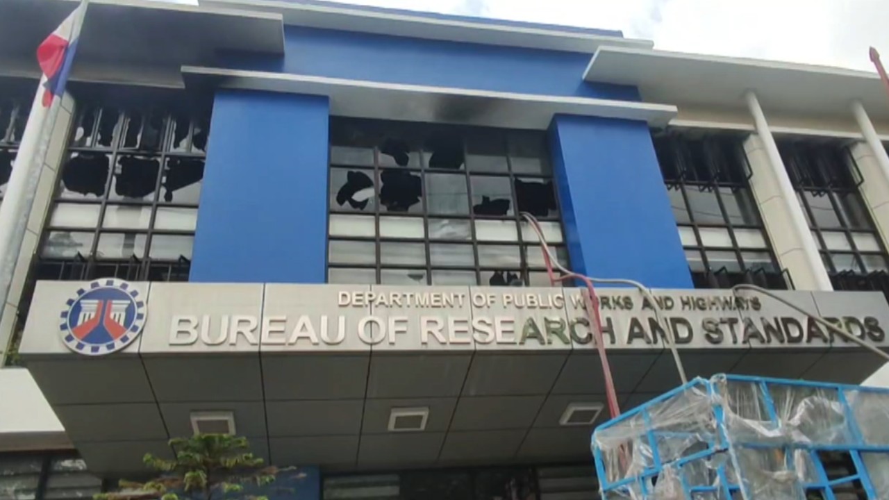 Bahagi ng nasunog na gusali ng DPWH, dating opisina ng dating asawa ni ...