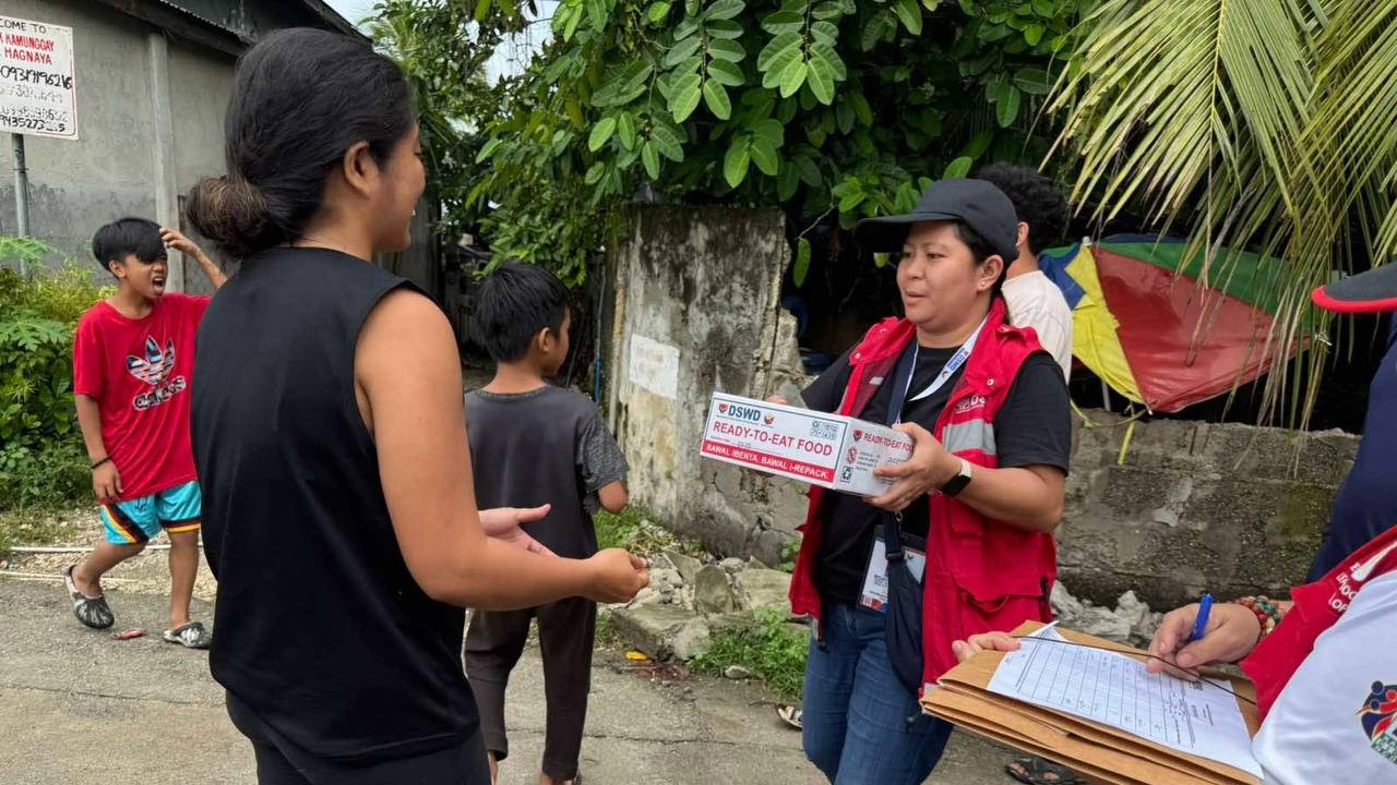 Mga apektadong pamilya sa sumulpot na sinkholes sa Cebu City, hinatiran ng tulong ng DSWD - RMN ...