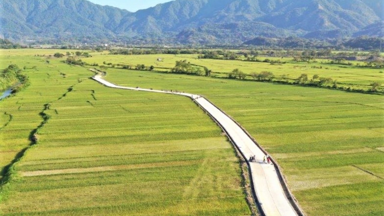 Pagpapagawa ng mga farm to market roads, school buildings, hospitals at ...