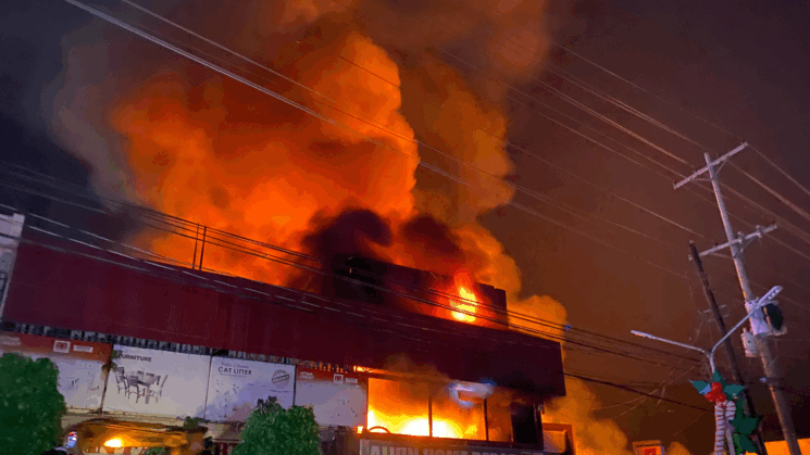 Malaking sunog, sumiklab sa Lungsod ng Pagadian; dalawang commercial ...