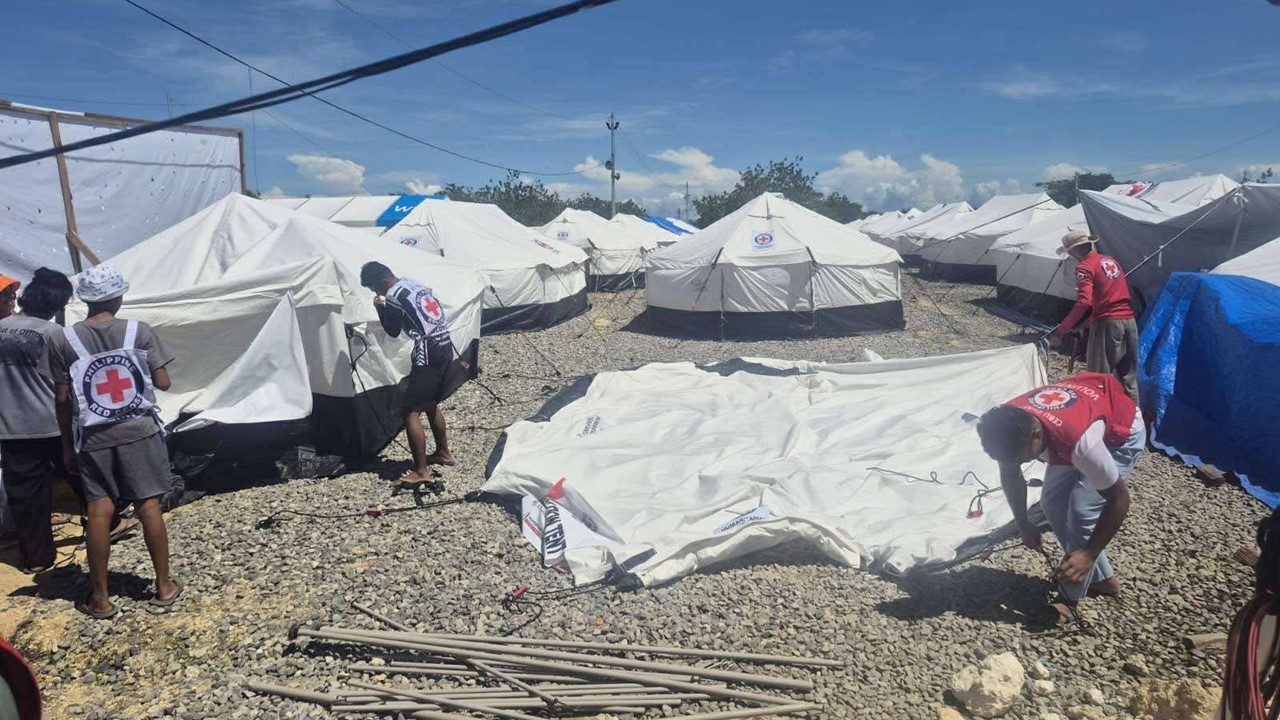 Mga nakatira sa tent city sa Cebu dahil sa malakas na lindol noong September, inilikas dahil sa ...