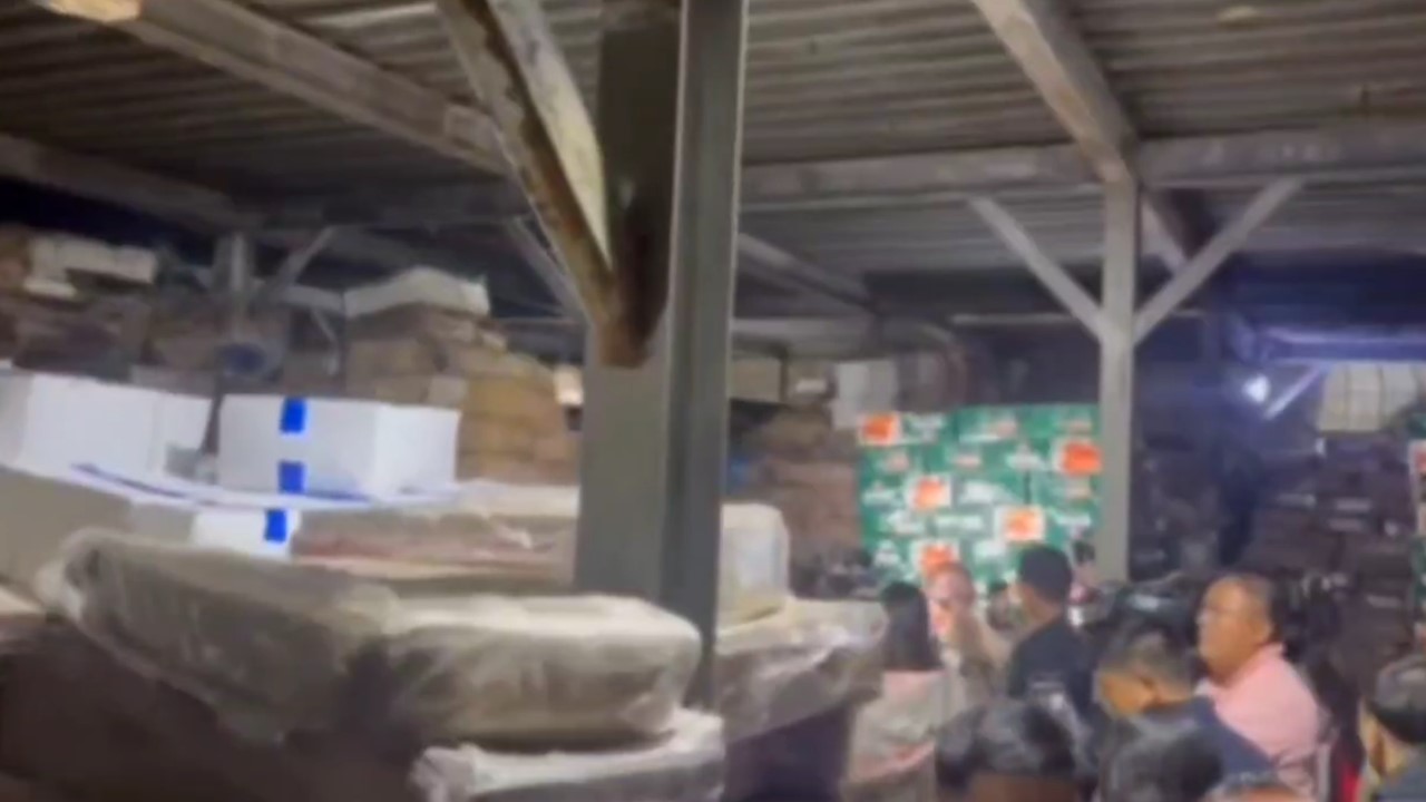 Sinalakay na bodega sa Navotas City, naglalaman ng P10-M na halaga ng ...