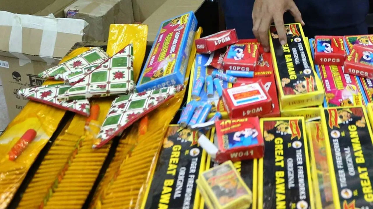 Presyo ng paputok sa Bocaue, Bulacan tumaas na; bentahan nito, matumal ...