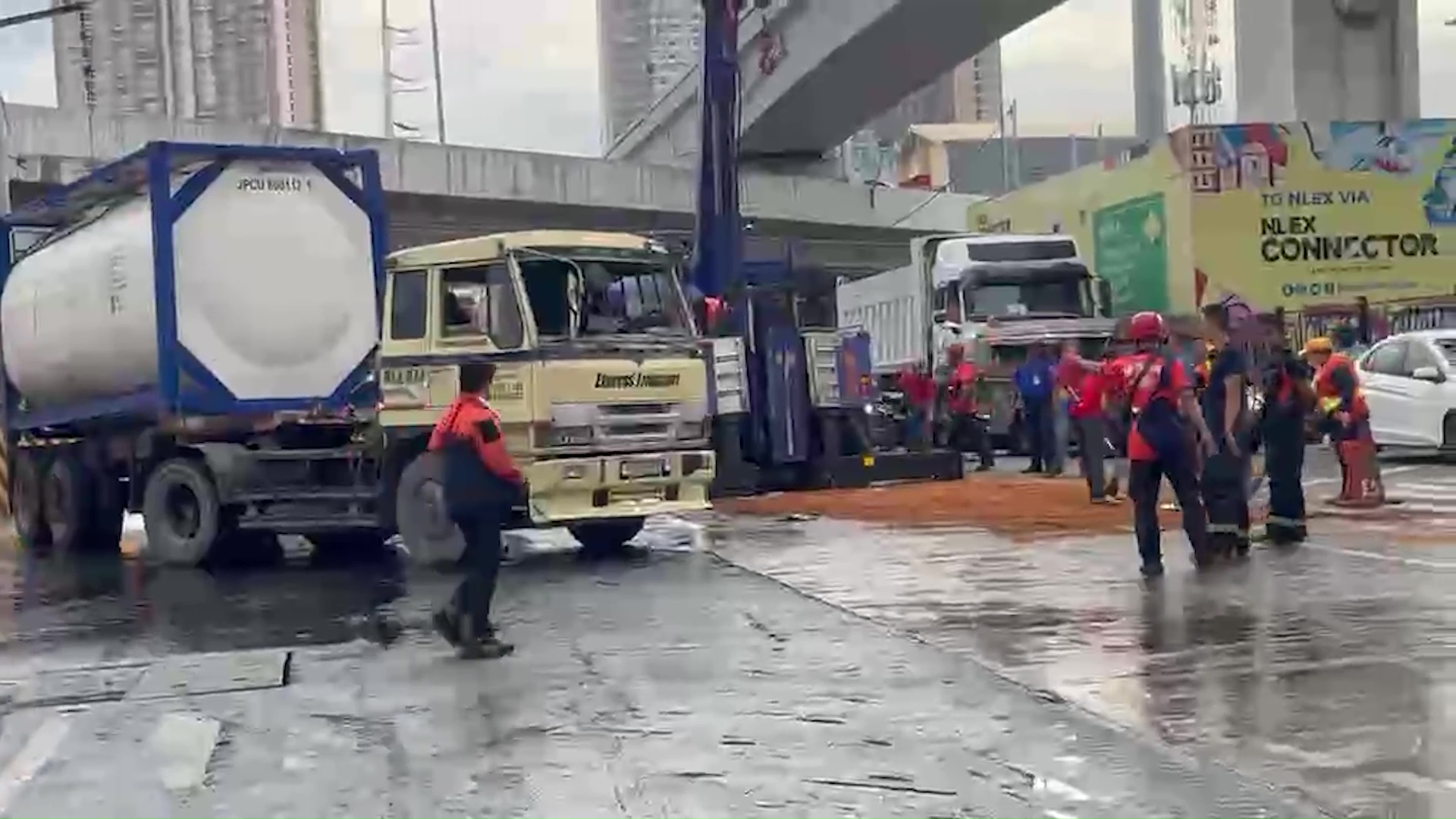 Tumagilid na tanker truck sa Ramon Magsaysay Blvd. sa Maynila, nagdulot ...